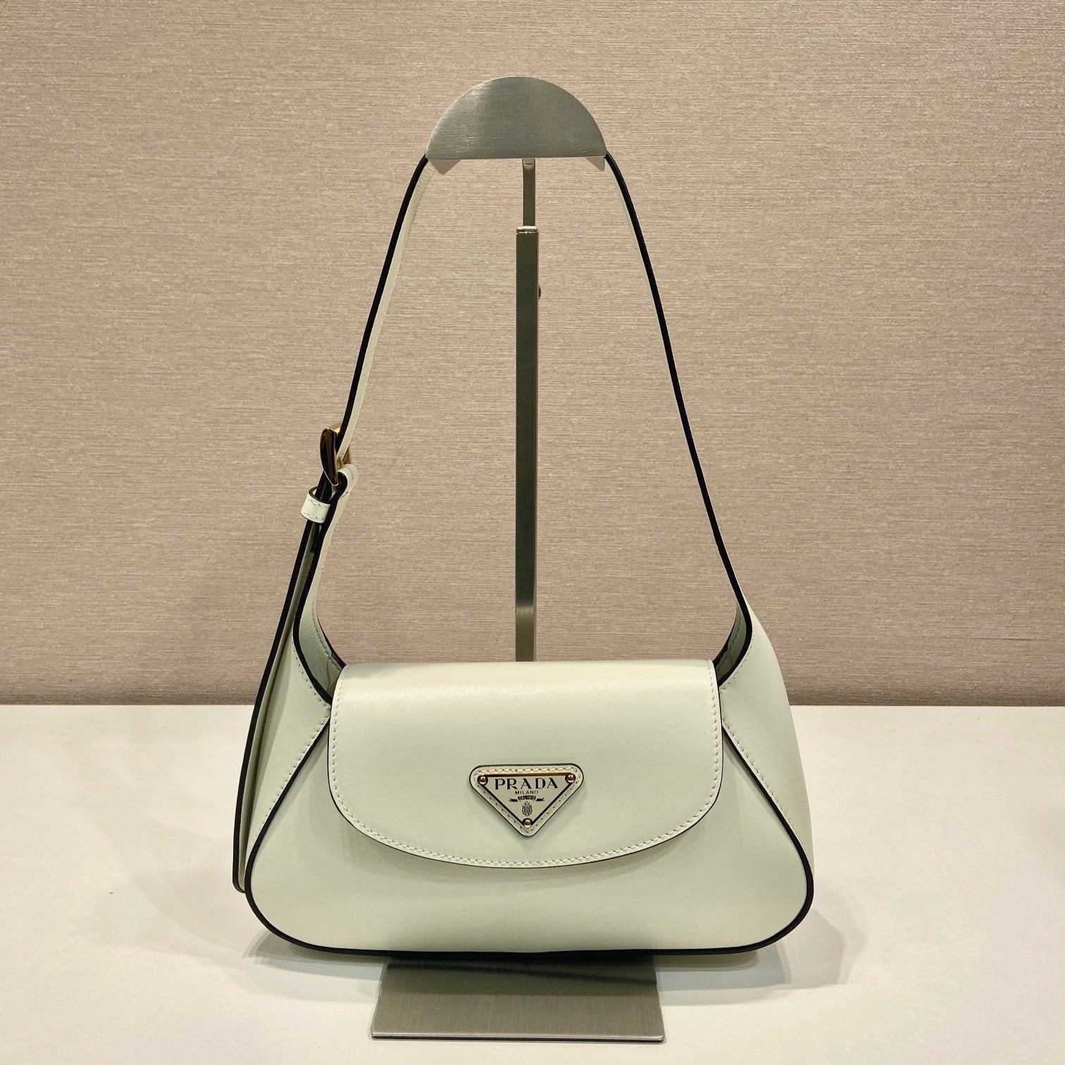 FLAP BAG 25 IN WHITE SMOOTH CALFSKIN TRIANGLE LOGO – Chiba Jewelry